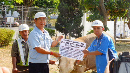 PT Central Motor Wheel Indonesia membagikan 20 hewan kurban